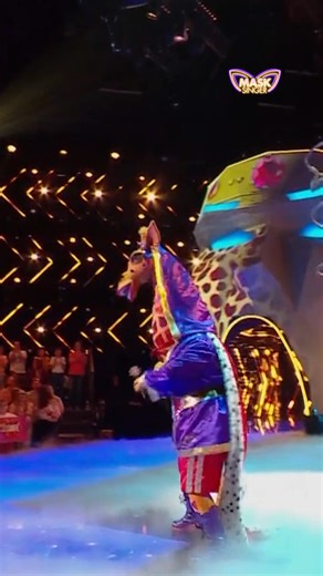 Girafe prend de la hauteur avec cette prestation incroyable 🦒👑 🤩 #MaskSinger en streaming sur TF1 | Mask Singer