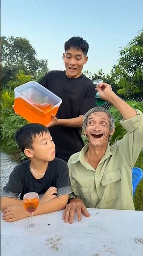 Hai ông cháu trêu đùa hãm hại cậu bé siêu dễ thương 😂😱👶🏻♥️👴 #shorts​ #cute​