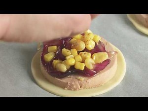 Recette : Canapés étoilés au maïs, foie gras et chutney d'oignon rouge
