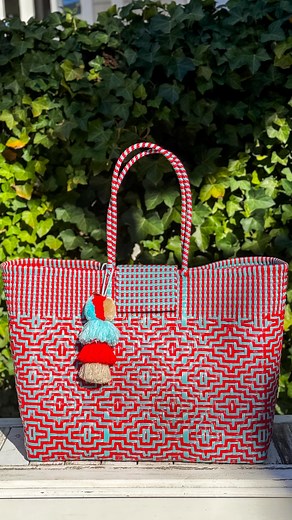 110 reactions · 7 comments | Say hello to the newest color in our Sconset family, Harbor Citron ❤️ The red and blue mix is giving all the cozy winter feels. Available in Medium, Large & Weekender! | Squeeze De Citron | Facebook