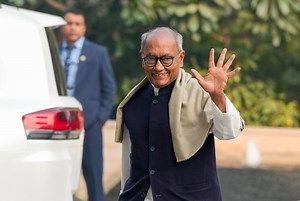 Power of organisation: Digvijaya creates flutter ahead of CWC meet by sharing Modis picture - The Tribune