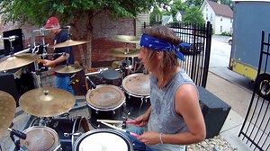 Lynn Allen performing "Stuck in the Middle with You" | Darren Schultz Concert Photography