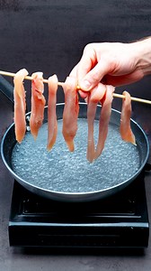 1M views · 8.6K reactions | Pun pariu ca e cea mai buna reteta din piept de pui pe care ai incercat-o vreodata! Ingrediente: apă: 2 l piept de pui: 400 g lapte: 200 ml ouă: 2 buc sare: 5 g piper negru: 5 g făină: 300 g oregano: 5 g praf de copt: 15 g mozzarella: 200 g roșii: 2 buc ardei gras roșu: 1 buc mozzarella: 100 g | Savuros.TV | Facebook