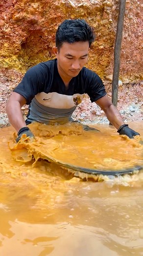 WOW AMAZING 😱🔥 GOLDEN PEE IN THE MINE HOLE 😱 #amazing #mininggold #goldprospecting #golden #goldtreasure #panningforgold | Arsenio Gold Hunting