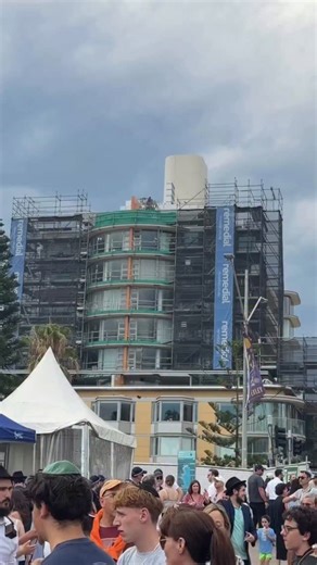 SubTen Marques on Instagram: "SNIPERS NO TELHADO As imagens mostram o reforço da polícia da Austrália em beach Bondi 🇦🇺 com snipers durante a homenagem as vítimas do incidente crítico dinâmico (ataque terrorista) que matou 16 pessoas e feriu 41. Muitos canais na Austrália mencionando sobre a demora da polícia na resposta contra esse incidente. O primeiro ministro Albanese esteve no local e foi intensamente vaiado pelas pessoas. O povo judeu precisa tomar muito cuidado porque a onde de antissem