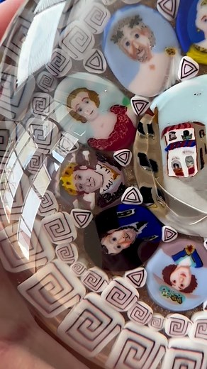 Can you identify all 11 portraits in this 2001 work from @stumpchuck? #glass #art #glassart | The Paperweight Collection