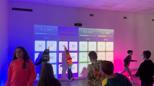 𝐊𝐞𝐫𝐬𝐭𝐤𝐫𝐢𝐞𝐛𝐞𝐥𝐬 𝐢𝐧 𝐝𝐞 𝐤𝐥𝐚𝐬? 𝐃𝐞 𝐗-𝐰𝐚𝐥𝐥 𝐡𝐞𝐥𝐩𝐭! Beweeggames zoals de X-wall zetten kinderen in beweging op een speelse, interactieve manier. Uit onderzoek blijkt dat beweeggames zorgen voor meer motivatie, plezier en sociale betrokkenheid én dat ze kinderen helpen om hun energie kwijt te kunnen door matig tot intensieve beweging. Perfect om onrust om te zetten in focus en fun tijdens de drukke decemberdagen. 🎮💥 𝘉𝘳𝘰𝘯: 𝘒𝘦𝘯𝘯𝘪𝘴𝘤𝘦𝘯𝘵𝘳𝘶𝘮 𝘚𝘱𝘰𝘳𝘵 & 𝘉𝘦�