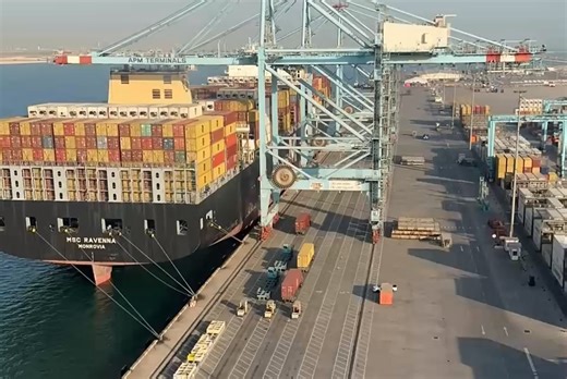 Ever wondered what it takes to discharge a 366-metre long container vessel? Watch the team at APM Terminals Bahrain handle the MSC RAVENNA with precision in this timelapse. From synchronised crane operations to seamless coordination across the yard, this is efficiency in motion - safely and on schedule. 🎥: Meqdad Younis | APM Terminals