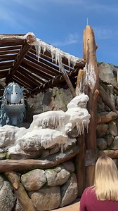 A Snow Wraith breathes fog at Epic Universe Isle of Berk today. I love all the various dragons! Toothless has about a 90 minute wait right now and Hiccup’s Wing Gliders says 105. A number of attractions are down, which makes wait times elsewhere much longer. #snowwraith #HowToTrainYourDragon #isleofberk #universalorlando #universalepicuniverse #dragon #epicuniverse | Mousesteps