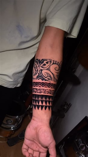 Pacific Islander sleeve project taking shape 🤙🏽 Bold lines, traditional flow, and cultural roots woven into every detail. Loving the process and the journey of building this custom piece! Big thanks @dyanjepre for the full arm 🤙🏽💪🏽 If you’re ready to start your own tattoo story, visit us at @bloodandinktattoos and let’s make it happen. #tattoo #tattooartist #bloodandinktattoostudio #zambalestattooartistph🇵🇭 #ztac | Ecko Dominado