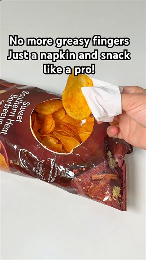 Quick snack hack that everyone needs! 👍 #snackhack #lifehack#kitchenideas #cleanhands #smartideas