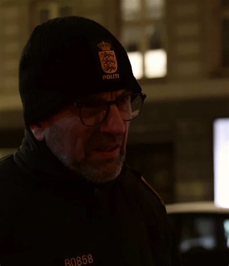 Pressemøde på Istedgade i København i forbindelse med et mistænkeligt forhold - som Lukas fra @interesse_for_beredskabet har været med til at lave. Politi inspektør Tommy Laursen fra Københavns politi stiller op til interview som bruges på nyhedes mediet Presse-fotos.dk #nyheder #fyp #politi #pressemøde #istedgade