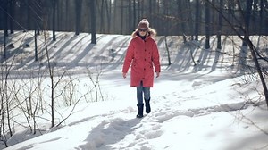 Femme Marchant Dans La Forêt D'Hiver : vidéo de stock (100 % libre de droit) 1068256160 | Shutterstock