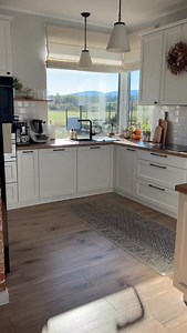 Miłego dnia🤍 G. #domekprzytamie #domoweinspiracje #cozyhome #cozyplace #cozyvibes #kitchen #kitcheninspo #kuchnia #kuchnianawymiar #białakuchnia #interiør #wnetrzazesmakiem #interioresdesign #farmhousestyle #modernfarmhouse #białemeble #cegłanaścianie #farmhouse | Domekprzytamie