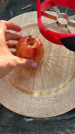 1.9M views · 462 reactions | The best apple slicer  I recommend it. #apple #asmr #satisfyingvideos #shorts #gadget #reels | Fruit Flow | Facebook