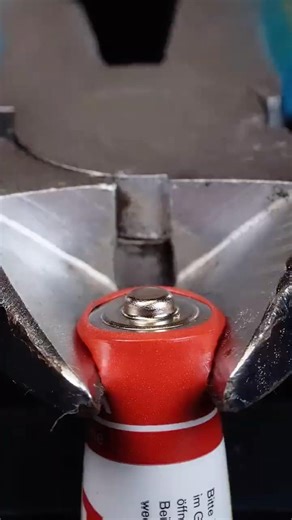 What’s Hidden Inside a Battery? #ExtremeCloseUp #MacroVideo #OddlySatisfying #MacroSultan #Battery