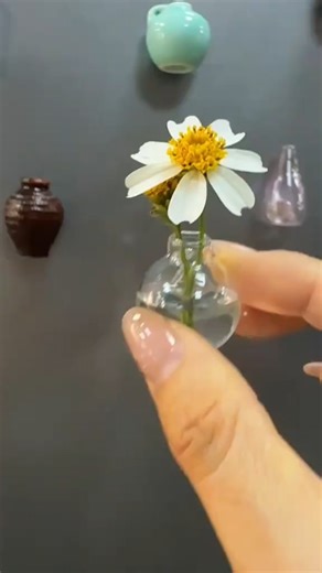 These mini bud vases are perfect for adding a little bloom anywhere! 🌸 | Soletheonly&7