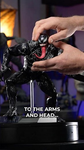 Posing Hot Toys Venom 🔥