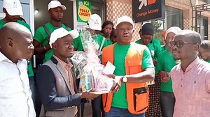 28K views · 128 reactions | #Caravane #SargalClient #Baobab Le client M. Diallo salue le professionnalisme de l'équipe de Thies en rendant hommage au Chef d'agence Momar Lissa Ndiaye et une mention spéciale à son Gestionnaire Portefeuille de Tivaouane Ngor Sarr. Vous connaissez le produit TAKA ? Pas encore ? Écoutez ! | Baobab Sénégal | Facebook