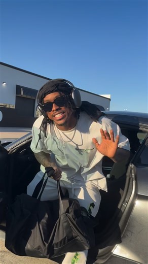 Roze🥀 on Instagram: "Being able to focus on the BEST VIBES and BEST LIFTS is only possible because I don’t have to spend all day tracking my Marcos🔥 Powervibing w/ @thekalo.app has made hitting my goals 100x easier!! Life is good🙂‍↔️ Outfit from @vqfit Use code: ROZE15🫶🏾 #real #content #powervibing #dance #gym"