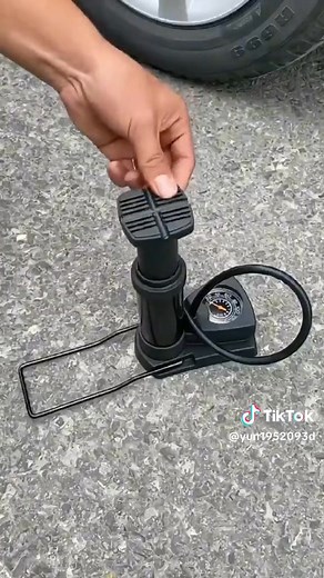 🚲 Pompe à air portative haute pression – modèle à pédale pratique et robuste ! Idéale pour gonfler vélo, moto, voiture, ballon ou bouée. 💨 Manomètre intégré pour un gonflage précis. 💰 Prix : 30 000 Ar Livraison disponible | AliMada