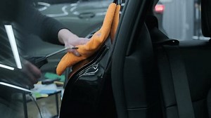 「車のBピラーに塗料保護フィルム(PPF)を取り付けるプロフェッショナルの詳細。スキージとナイフを使用して透明な砂利の防止ビニールを適用する手の接写。」の動画素材（ロイヤリティフリー）3990021905 | Shutterstock