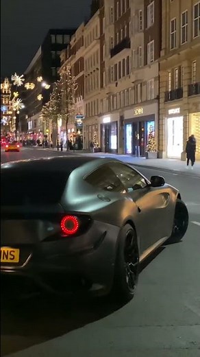 Ferrari 458 Italia Launch control + Straight pipe Ferrari FF In London!!!!!!