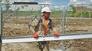 Baustelle eines Sonnenhauses im Freien. Mitarbeiter: Stockvideos & Filmmaterial (100 % lizenzfrei) 1049514721 | Shutterstock