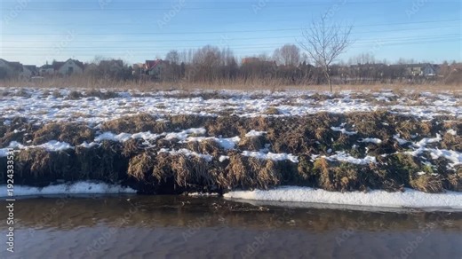 Białystok, ośnieżony brzeg rzeki Białki, luty 2026