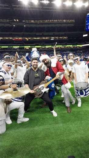 A Boilermaker, a one-of-a-kind guitar and a little Monday night magic. 🎸