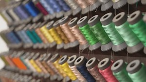 Garnspulen aus Baumwolle in verschiedenen Farben: Stockvideos & Filmmaterial (100 % lizenzfrei) 3891850565 | Shutterstock