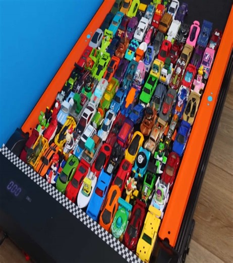 Racing 100 Hot Wheels: Epic LEGO Builds