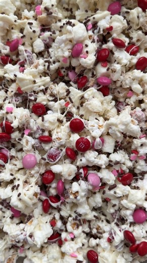 If you need a quick and easy snack mix, sweet and salty white chocolate covered popcorn comes together in five minutes and disappears just as fast! RECIPE LINK IN COMMENTS 👇 | MamaGourmand - Gluten Free