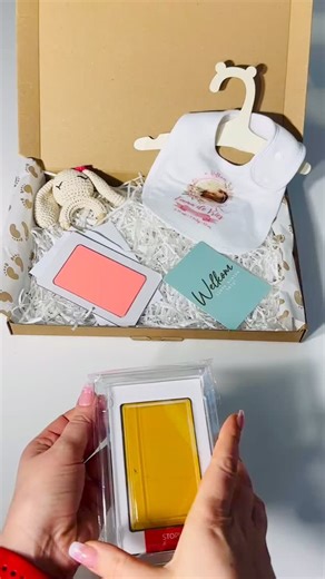 De eerste afdruk van het voetje en handje van je baby zelf maken, zonder te knoeien? Dat kan met deze inktpad. Verkrijgbaar als set van 2 dubbelzijdige witte kaartjes met roze, blauwe of zwarte inkt, of als set van 2 zwarte kaartjes met goudkleurige inkt. Een herinnering voor het leven. 💛 #gepersonaliseerd #gepersonaliseerdcadeau #kadotoppers #babycadeau | Kado Toppers