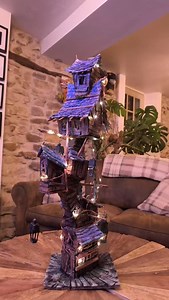 Aperçu de ma maquette en carton en mode illumination ✨ C'est ma petite tour Eiffel à moi 😁🦇 Je crois que je vais me lancer dans le Airbnb pour Gobelins 🏚️🦇 #blitzartworld @super fans | Blitz'Art