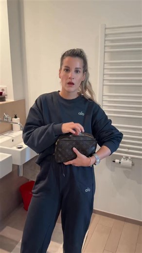 Dr. Katharina Broos on Instagram: "Warum ich tägliches Zungenschaben empfehle 👅✨ Über Nacht sammeln sich auf der Zunge Millionen von Bakterien & Stoffwechselrückständen. Zungenschaben hilft dabei, genau diese Beläge sanft zu entfernen – noch vor dem ersten Kaffee. 🤍 Frischer Atem 🤍 Weniger Bakterien im Mundraum 🤍 Unterstützt die Darm- & Mundgesundheit 🤍 Besserer Geschmackssinn Kleines Ritual, große Wirkung – jeden Morgen, BITTE DIREKT nach dem Aufstehen. 🙏🏼"