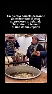 La seta turca rappresenta una delle espressioni più raffinate dell’incontro tra natura e maestria artigianale. Il processo ha inizio con il baco da seta, che produce un bozzolo costituito da un lunghissimo filo continuo: quasi un chilometro di pura seta. Da secoli, l’uomo ha imparato a raccogliere e trasformare questa risorsa naturale in tessuti pregiati, attraverso un procedimento delicato e preciso che richiede esperienza e pazienza. La lavorazione tradizionale prevede l’immersione dei bozzoli