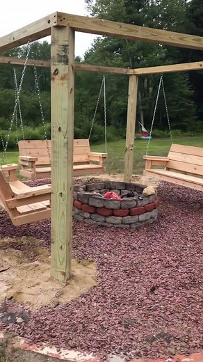 This garden swing set up is the perfect chill zone for those summer evenings! 👌 Parents Custom Woodworks | Tyla