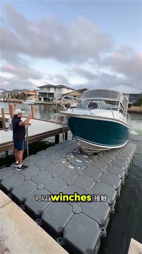 The floating dock system uses interlocking plastic platforms and a shaped channel | PAI Também JOGA