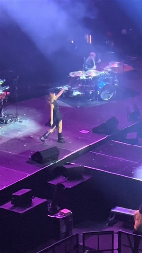 Mimi Webb's Emotional Performance at Jonas Brothers Concert 2024