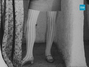 MINI JUPES. Années 60, un petit bout de tissu directement importé du « swinging London » fait son apparition dans la garde robe des jeunes femmes et … interpelle ! La preuve avec cette séquence tournée à Paris en 1966. | INA