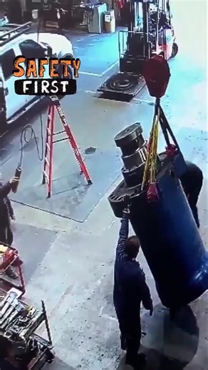 Rigging Failure During Lifting Operation This footage shows a serious rigging failure caused by unsafe lifting practices. Improper load positioning, poor rigging setup, and inadequate equipment condition led to the failure of lifting components, resulting in the load dropping to the ground. The incident highlights critical gaps in: @topfans ❌ Lift planning ❌ Equipment inspection ❌ Sling capacity verification ❌ Assessment of load stress Key EHS Reminder: Lifting and rigging activities are high-ri