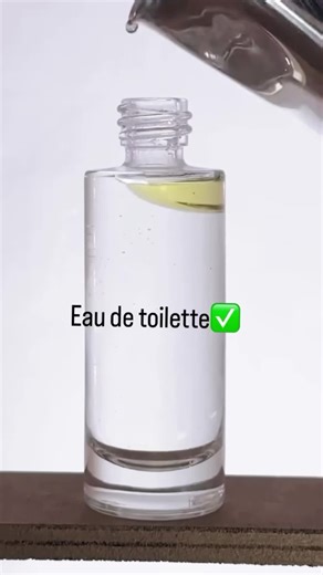 Qual a concentração do seu perfume favorito? Mais do que um detalhe técnico, a concentração de óleos define como e por quanto tempo seu perfume vai agir na pele. Quanto maior a porcentagem de essência, mais potente é o perfume. Ele projeta mais, fixa por horas e garante elogios o dia inteiro. Eau de Toilette (5% a 15%): mais leve e refrescante, ideal para dias quentes e para reaplicar ao longo do dia. Eau de Parfum (15% a 20%): mais encorpado, com presença marcante e fixação prolongada. Parfum e