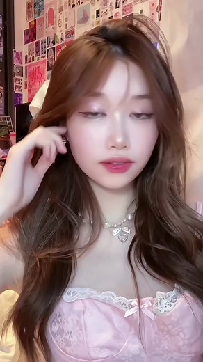 My first go-to Makeup Tutorial. Let me know if you need a more detailed tutorial (e.g eyes only)! 🤭💗 ♡ ♡ [Products] Foundation - Fit Me #110 @Maybelline New York Brows - Drawing Eye Brow #06 @ETUDESingapore Concealer - Magic touch concealer #01 @Anastasia Beverly Hills @sephora Eyeshadow - Ballet Series Eyeshadow Palette #03 @Flower Knows Cosmetics Eyeliner - Smooth liquid eyeliner #02 @Heroine Make Singapore Contour - Artclass #2 Blush - Pure Blushed Sunshine Cheek #06 @Peripera Singapore & V