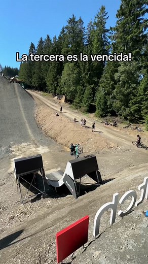 En busca del doble backflip 💥 #RedBull Te da aaalas 👐