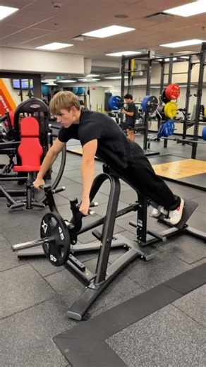 Meet the newest addition to the floor: our Chest-Supported T-Bar Row 💪 Here’s how to set it up and get the most out of every rep: ⚙️ Adjust the chest pad: Position the pad so your chest is fully supported while your feet stay firmly planted. Your handles should be within easy reach without rounding your shoulders. 📏 Set your range: Keep your chest against the pad, core engaged, and spine neutral. Adjust the seat/foot platform so your arms can fully extend at the bottom while maintaining contro