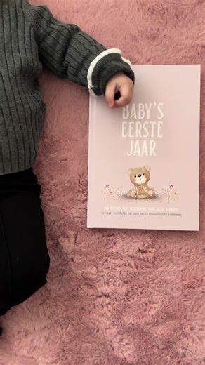 ✨ Het eerste jaar van je baby… een tijd vol kleine wondertjes✨ Met de prachtige boeken van @Journey in Pages kun je elke herinnering vastleggen🥰 Van de allereerste lach tot de eerste stapjes. Alles is overzichtelijk verdeeld in hoofdstukken🫶🏼. Zodat je later elke fase kunt teruglezen en die waardevolle momenten opnieuw kunt beleven🩷 Neem zeker een kijkje op hun website. 📖💛 #tiktokmama #momsoftiktok #kraamcadeau #newborn #foryoupage❤️❤️