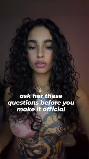 Texting Game | Confidence | Attraction on Instagram: "Read & Save ⬇️ Ask her these questions before you make it official 1️⃣ Clarify her relationship mindset “What does a healthy relationship actually look like to you?” ➜ You learn her standards before committing, not after problems start. 2️⃣ Check how she handles conflict “When something’s wrong, do you prefer space or talking it out?” ➜ Prevents future misunderstandings and emotional guessing. 3️⃣ Understand her emotional needs “What makes yo