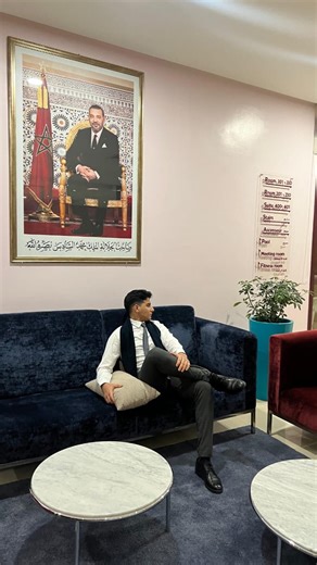 Soft skills & Entrepreneurship Coach on Instagram‎: "الذكاء العاطفي ماشي تحبس الإيموشن ديالك ❌ هو تعرف: فين كاين نتا دابا؟ شنو حاس؟ واش هاد الشعور خاصو يخرج دابا ولا خاصو يتستنى؟ تعصّبتي؟ كونترولي راسك. فرحتي؟ كونترولي راسك. تقلّقتي؟ كونترولي راسك. حيت ماشي كل إحساس خاصو يخرج فكل وقت، وماشي كل وقت مناسب لكل قرار. الذكاء العاطفي = وعي + تحكّم + اختيار 🧠� #softskills #lifestyle #viralvideos #coaching #communication"‎