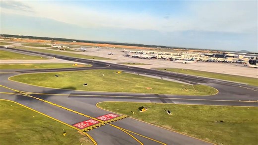 Fasten your seat belt, return your seat and tray table to their full upright and locked positions — we are cleared for takeoff out of #CLTairport. 📸 Henry Webb | Charlotte Douglas International Airport - CLT
